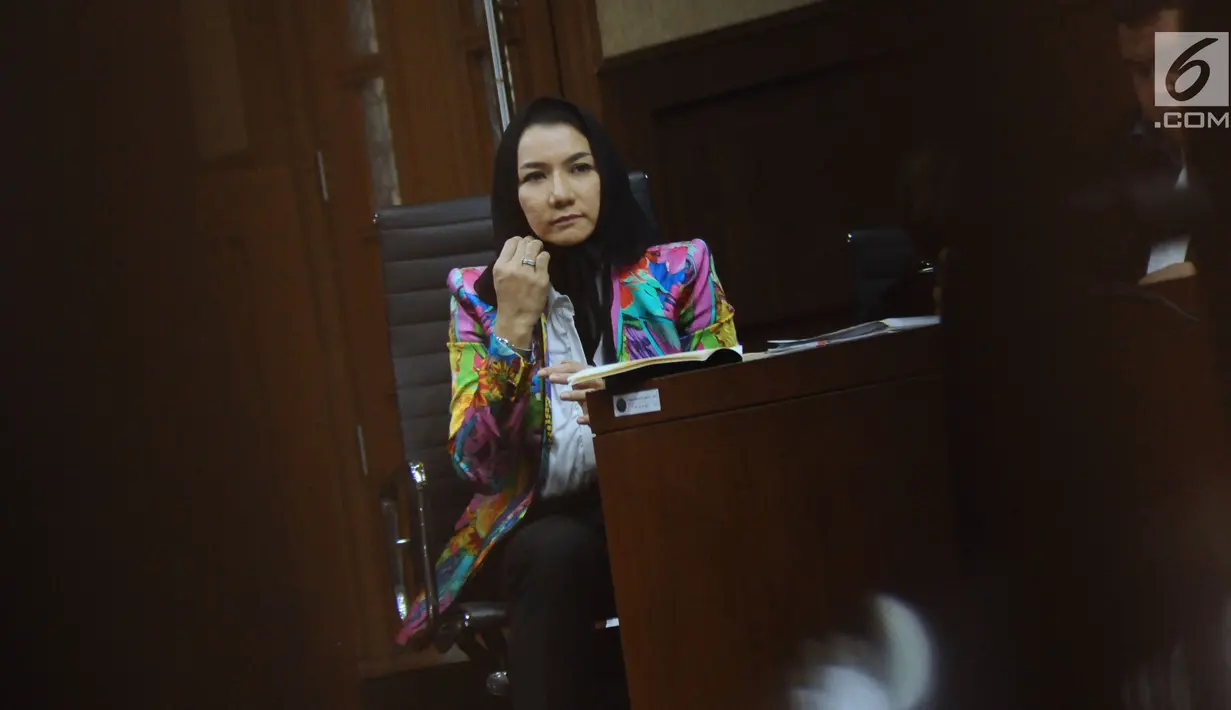 FOTO: Kenakan Blazer Bermotif, Bupati Rita Widyasari Jalani Sidang ...