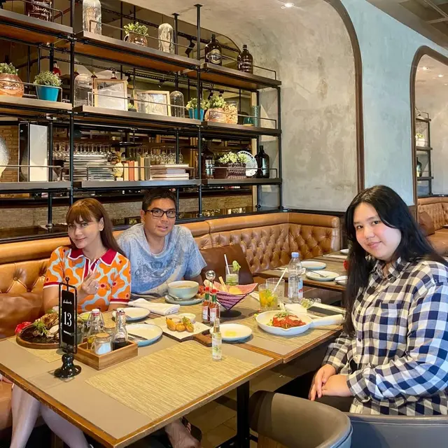 7 Potret Anita Hara dan Jeson Siregar Saat Pacaran, Nikah Lagi di Usia 44 Tahun - Hot Liputan6.com