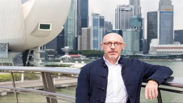 Tak Jadi Seniman, Adrian George Sukses Jadi Kurator Tingkat Dunia ...