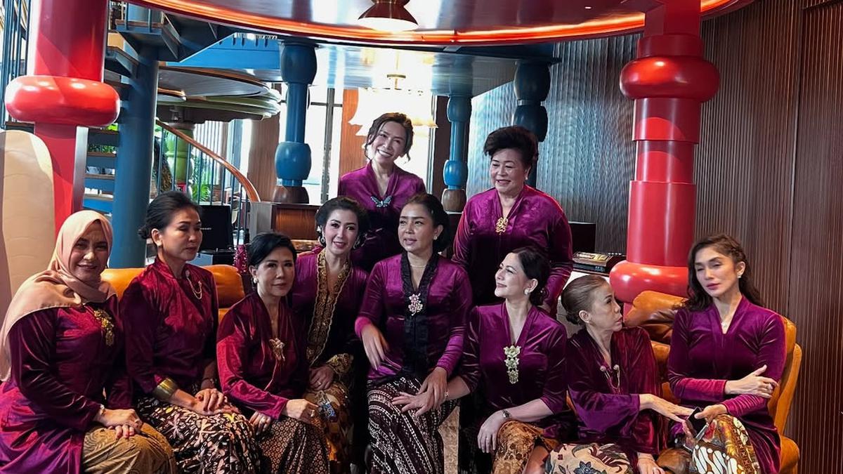 Gaya Kompak Geng Kepompong dari Kris Dayanti hingga Cut Keke Kompak Berkebaya Burgundy di Hari ...