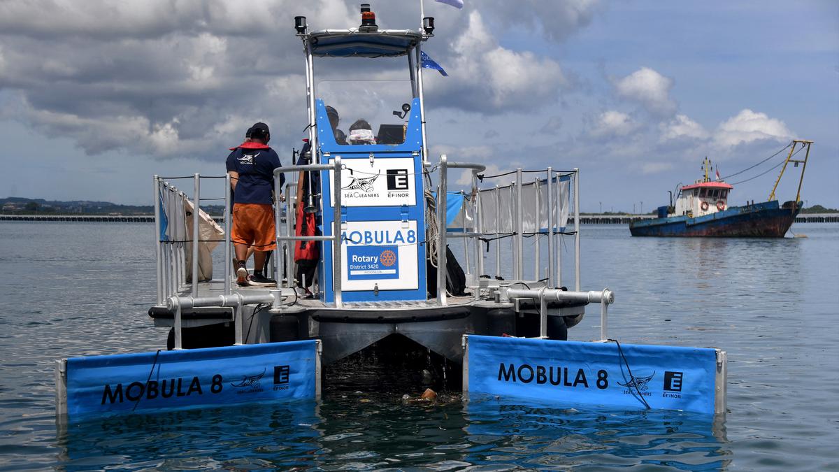 Kapal Pembersih Sampah Mobula 8 Dioperasikan di Perairan Bali - Foto ...