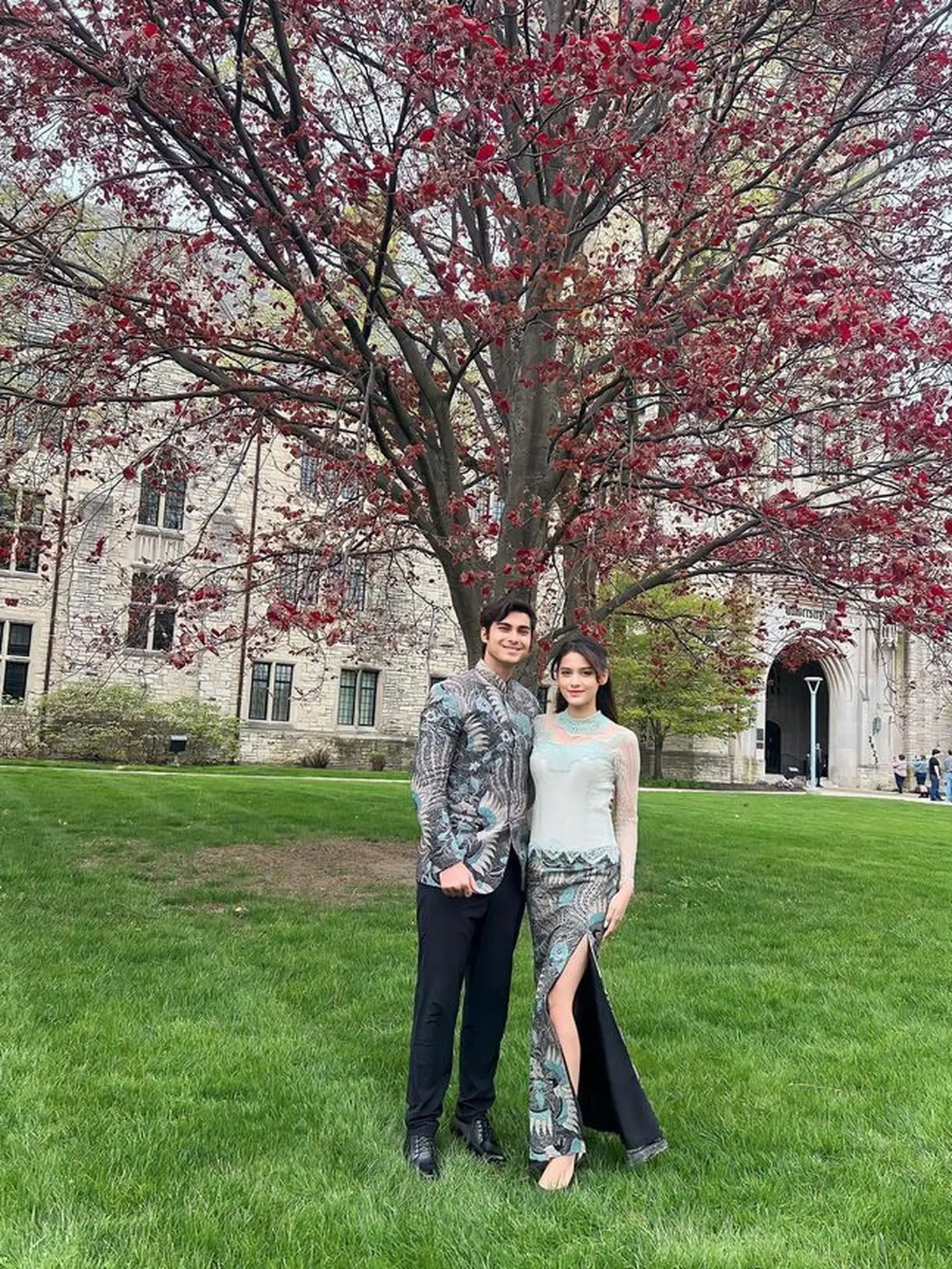 Gaya Couple Serasi Callista Arum dan Cinta Brian Pakai Kebaya dan Batik ...