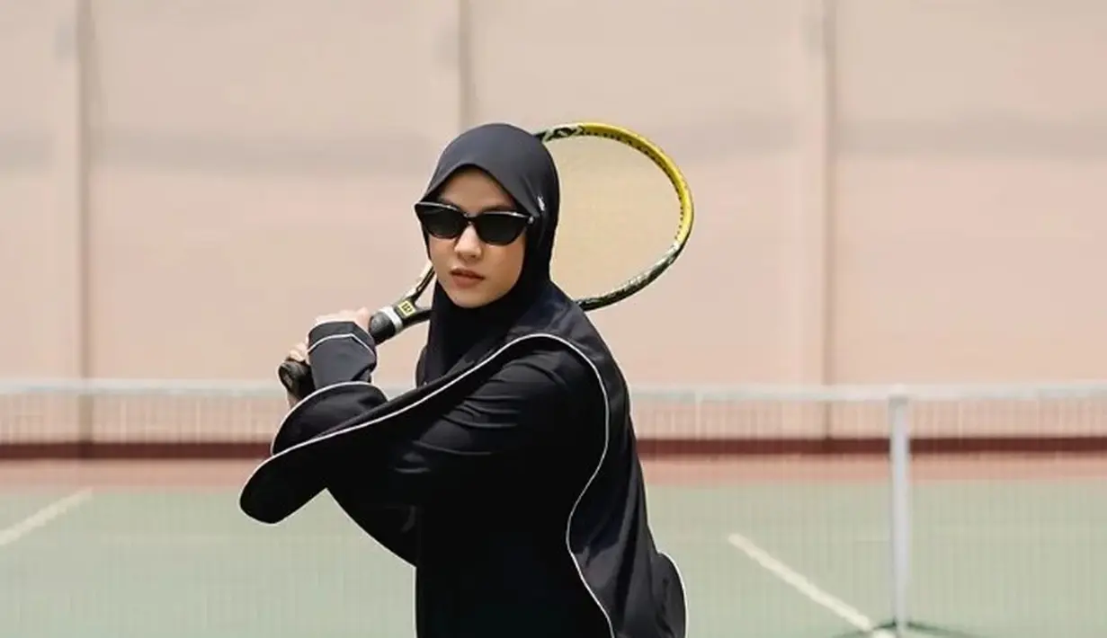Gaya Busana Natasha Rizki saat Bermain Tenis, Cantik dengan Hijab Sporty - Photo Fimela.com