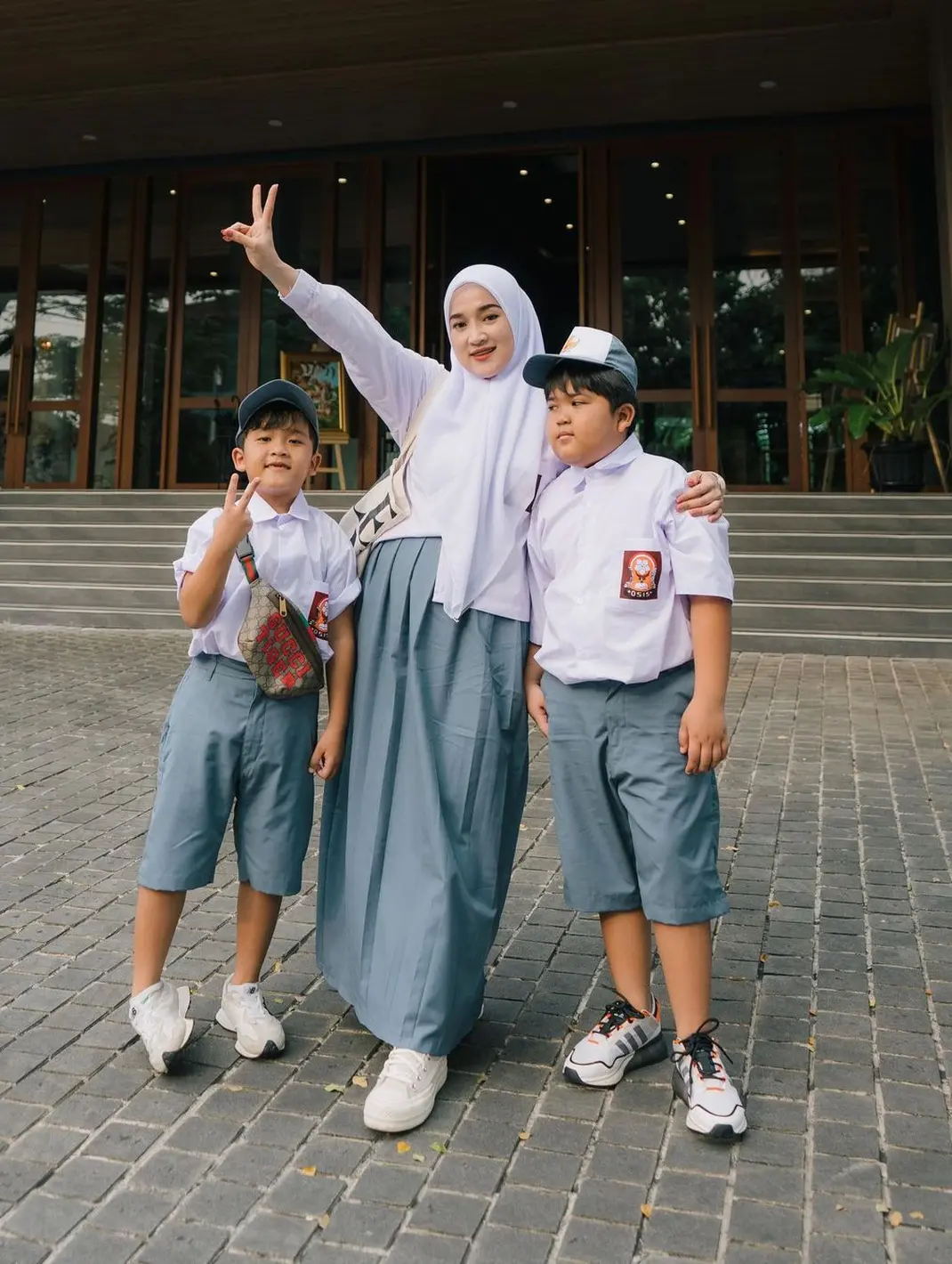 Disebut Masih Cocok, Potret Ririe Fairuz dan Anak Kompak Kenakan ...