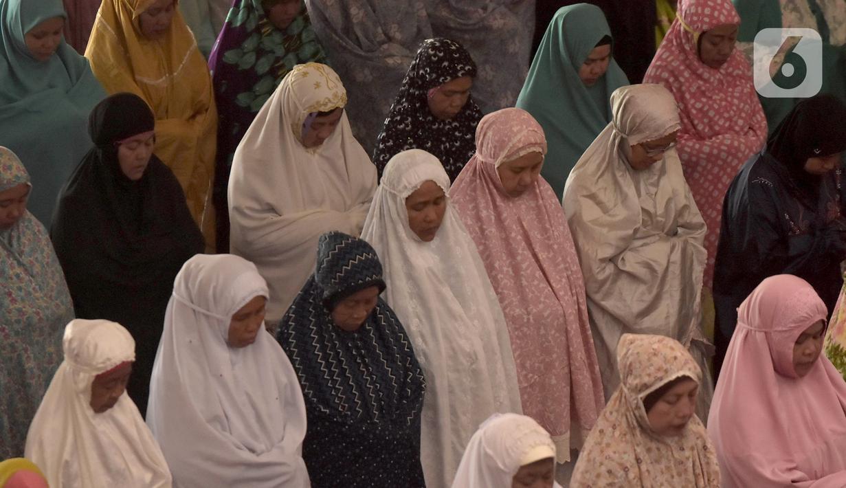 FOTO: Momen Salat Gerhana Matahari di Masjid Raya Bani Umar - Foto ...