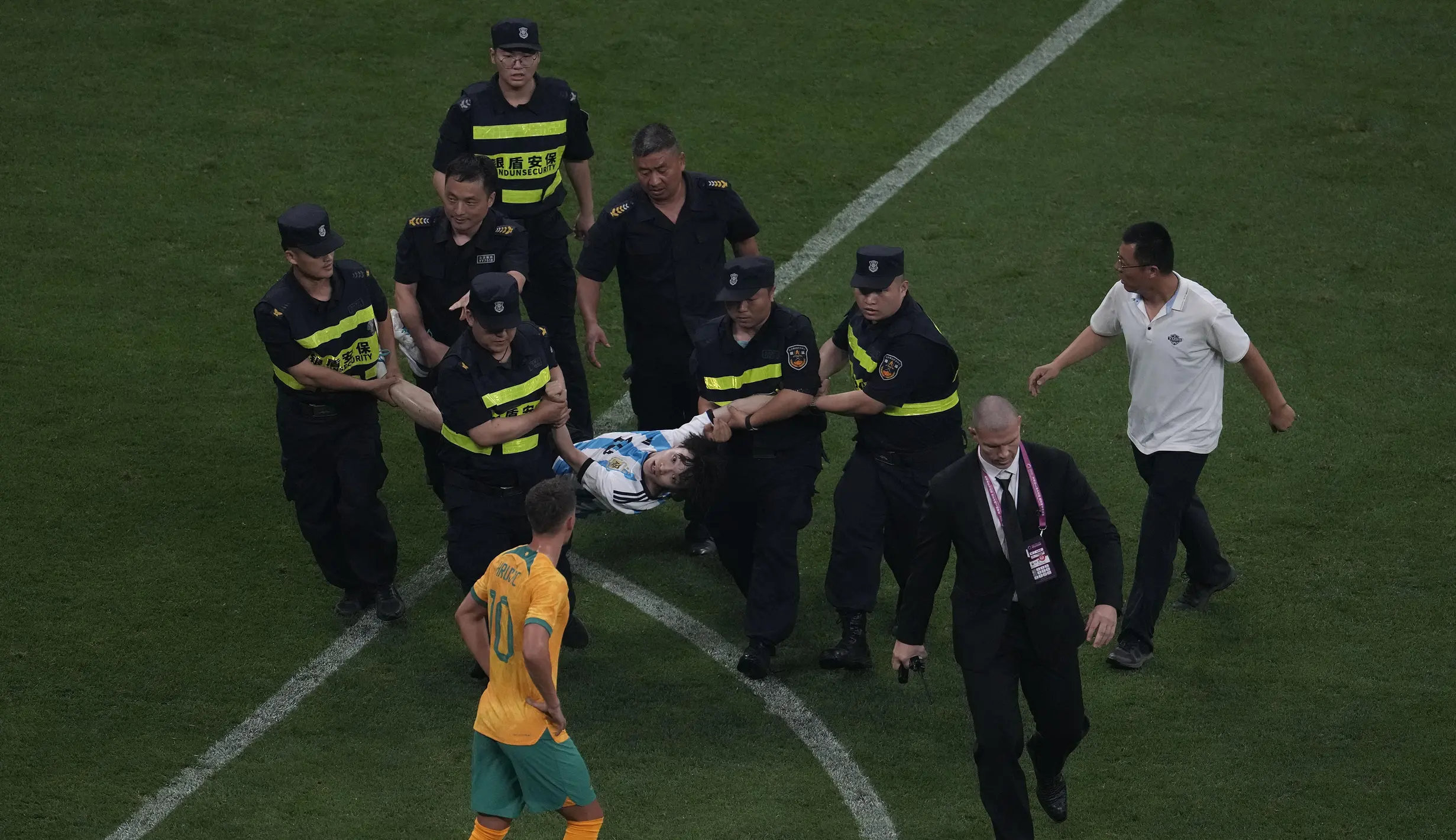 Foto: Peluk Messi hingga Ajak Tos Emiliano Martinez, Begini Momen ...