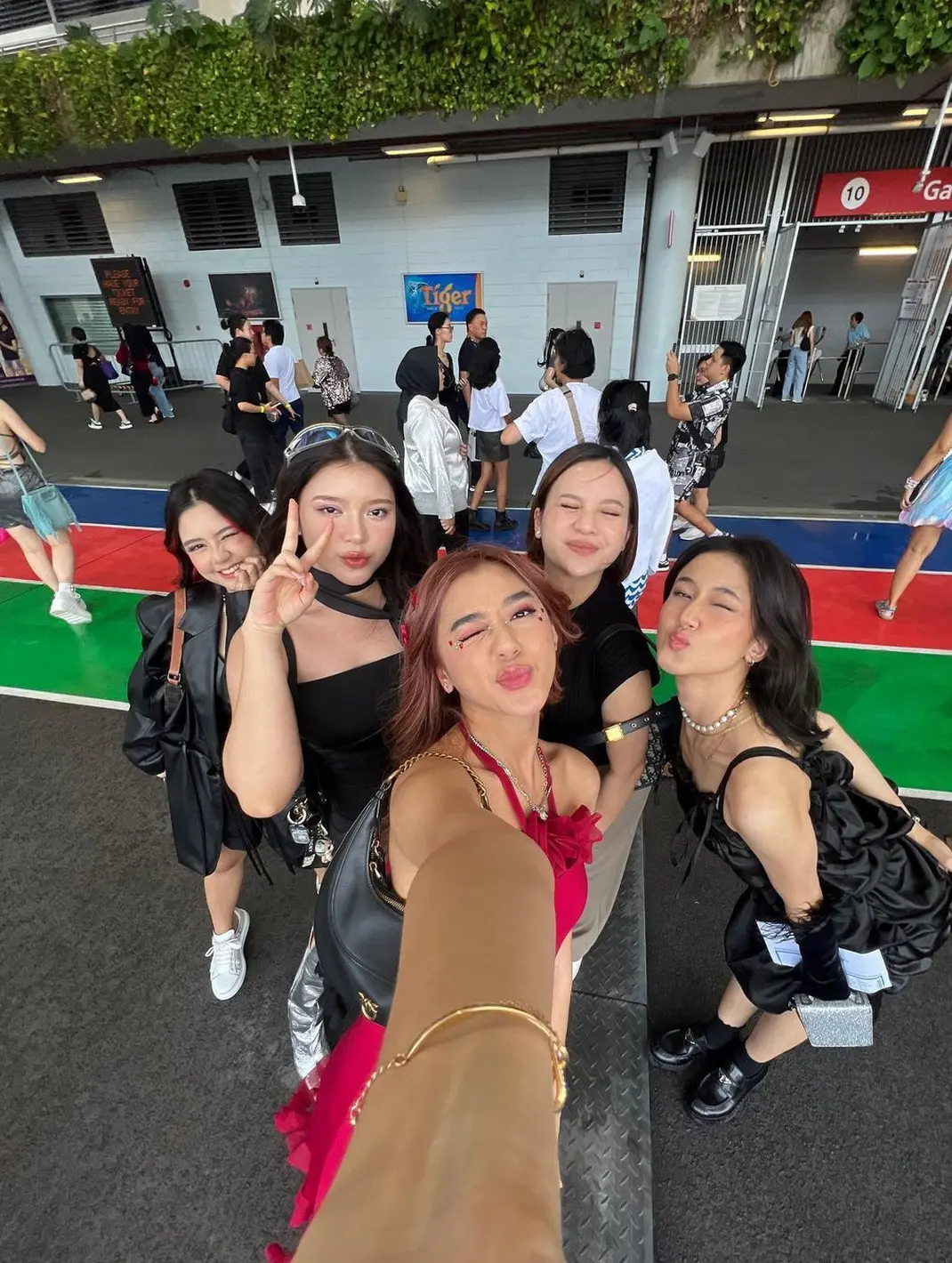 8 Adu Gaya Artis Nonton Taylor Swift Era’s Tour di Singapura, Lisa BLACKPINK, Prilly Latuconsina ...