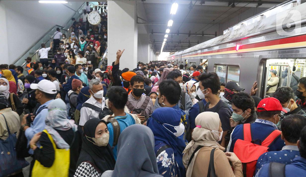 FOTO: Kepadatan Penumpang KRL Commuter Line di Stasiun Manggarai Pada Sore Hari - Foto Liputan6.com