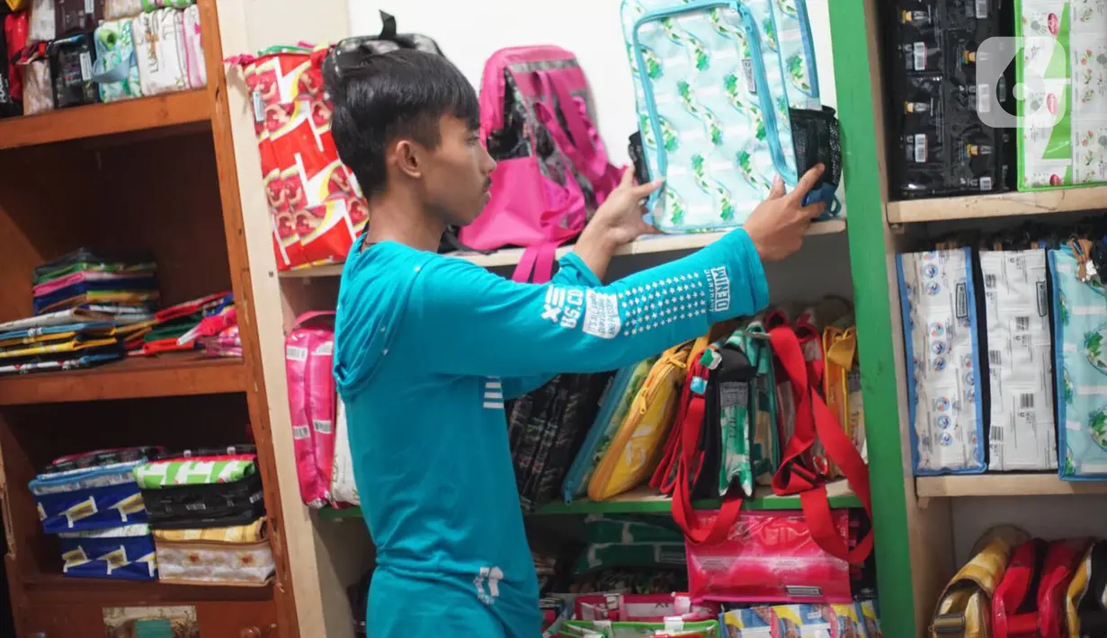 FOTO: Di Rumah Ini, Limbah Plastik Disulap jadi Barang Bernilai ...