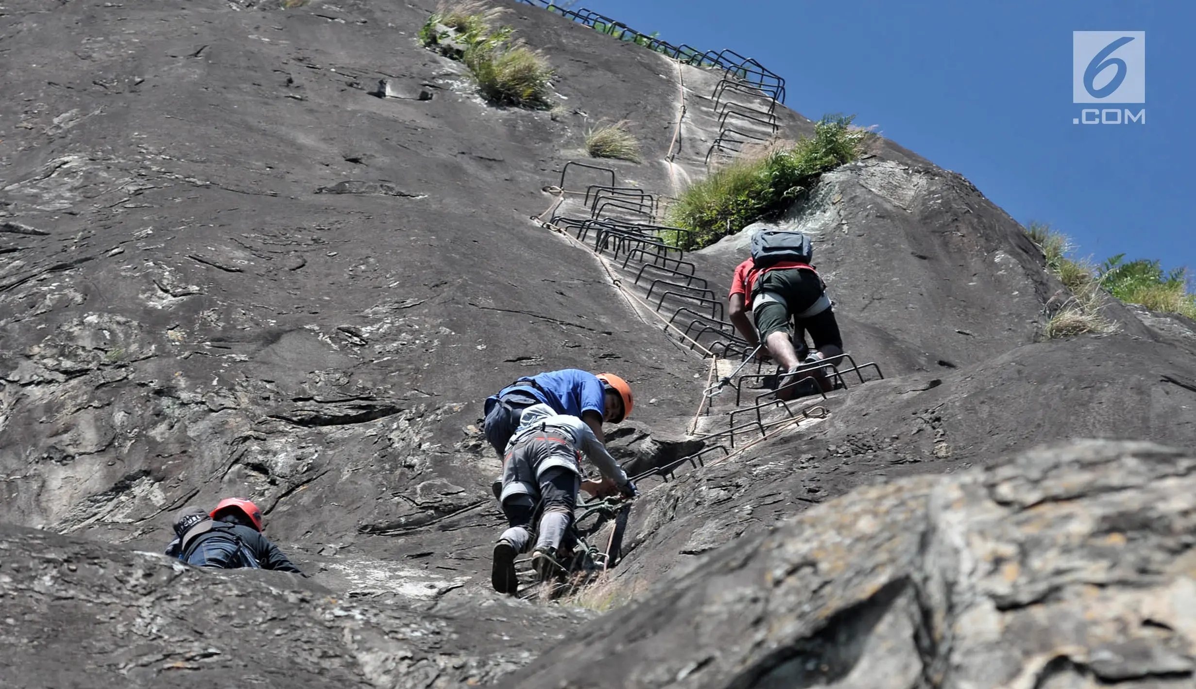FOTO: Uji Adrenalin Menaklukkan Tebing Gunung Parang - Foto Liputan6.com