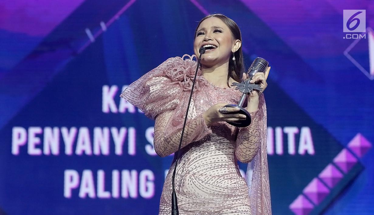 FOTO: Kebahagiaan Rossa Menang Penyanyi Solo Wanita Paling Ngetop ...
