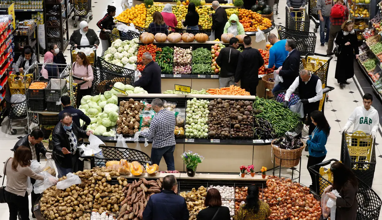 FOTO: Warga Lebanon Serbu Supermarket Karena Virus Corona COVID-19 - Foto Liputan6.com