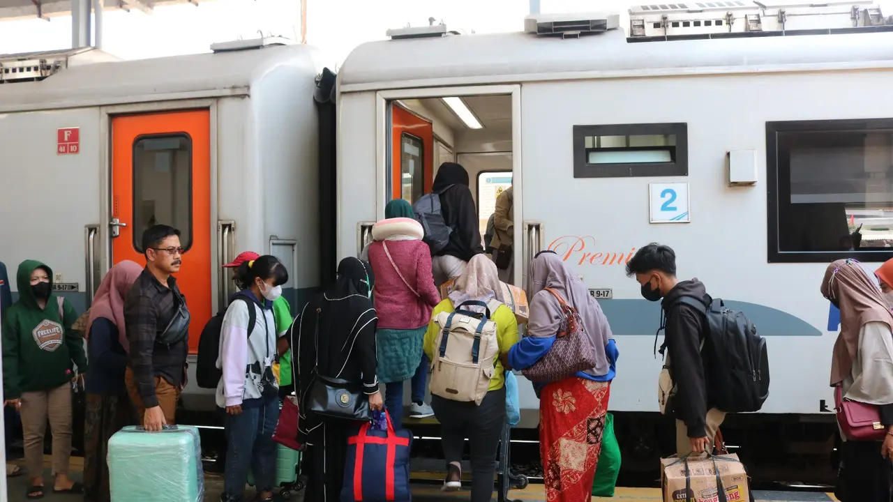 KAI Daop 9 Jember Ingatkan Tiket Harus Sesuai Dengan Identitas Penumpang - Surabaya Liputan6.com