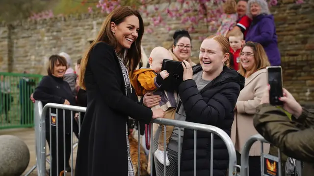 Momen Kate Middleton Ngakak Lihat Tasnya Jadi Mainan Bayi, Ibu Si Kecil ...