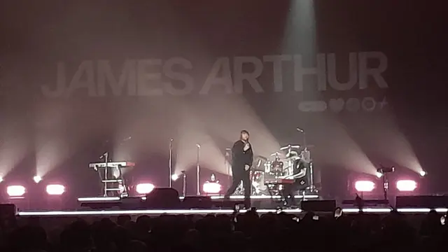 James Arthur Duet Bareng Seorang Penggemar di Atas Panggung Lewat Lagu ...