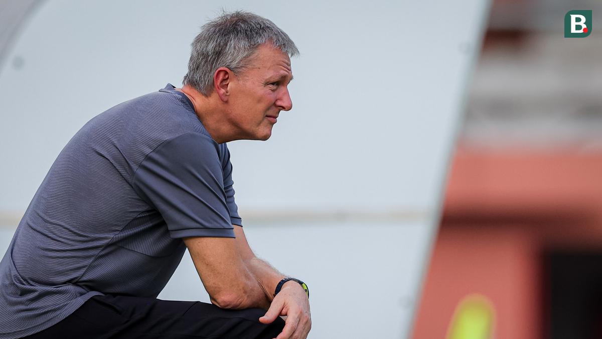 Foto: Ekspresi Serius Frank Wormuth saat Latihan Resmi Timnas Indonesia ...