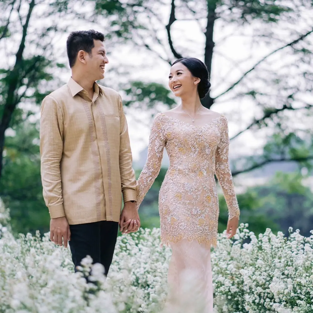 9 Seleb Ini Rayakan Lebaran Pertama Sebagai Suami Istri, Penuh Bahagia ...