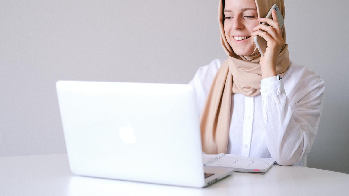 Hukum Teleponan 24/7 dengan Lawan Jenis, Apakah Termasuk Zina?
