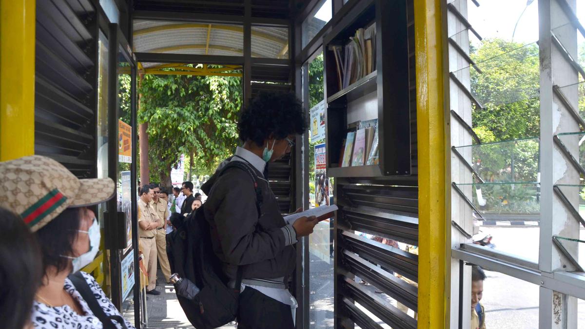 Ada Perpustakaan Mini untuk Penumpang yang Bosan Menunggu Bus ...