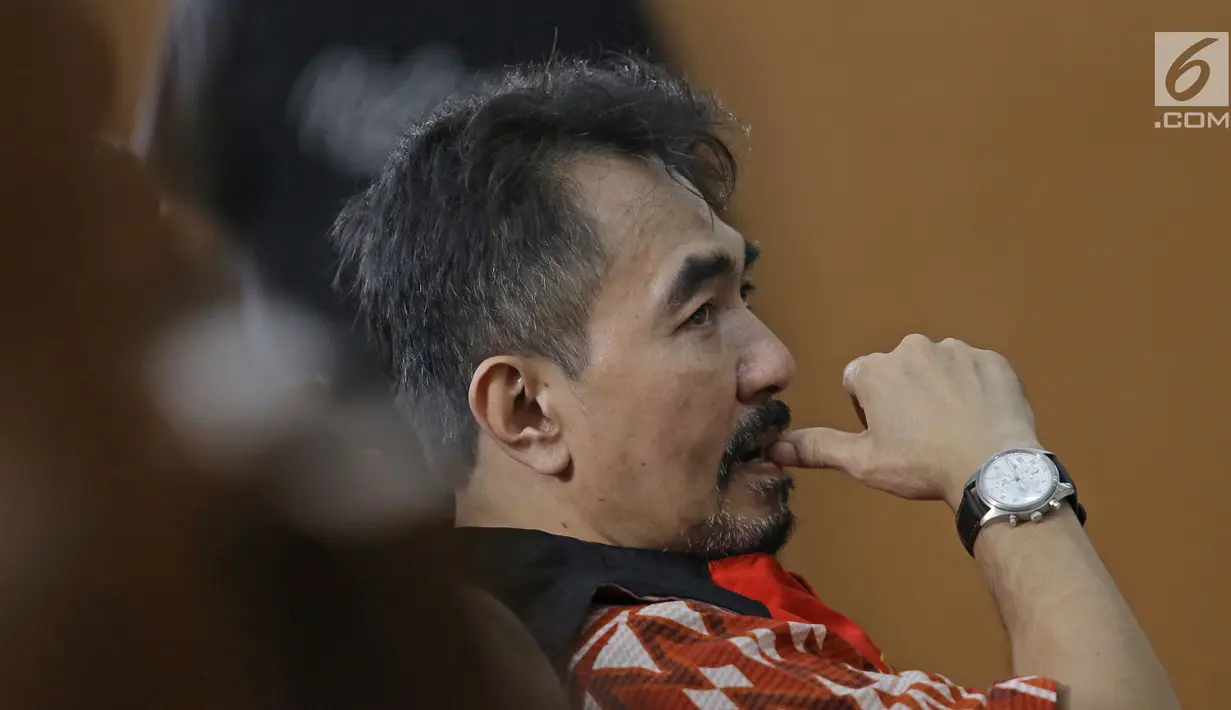 PHOTO: Wajah Datar Aa Gatot Saat Jalani Sidang Eksepsi - Foto Liputan6.com