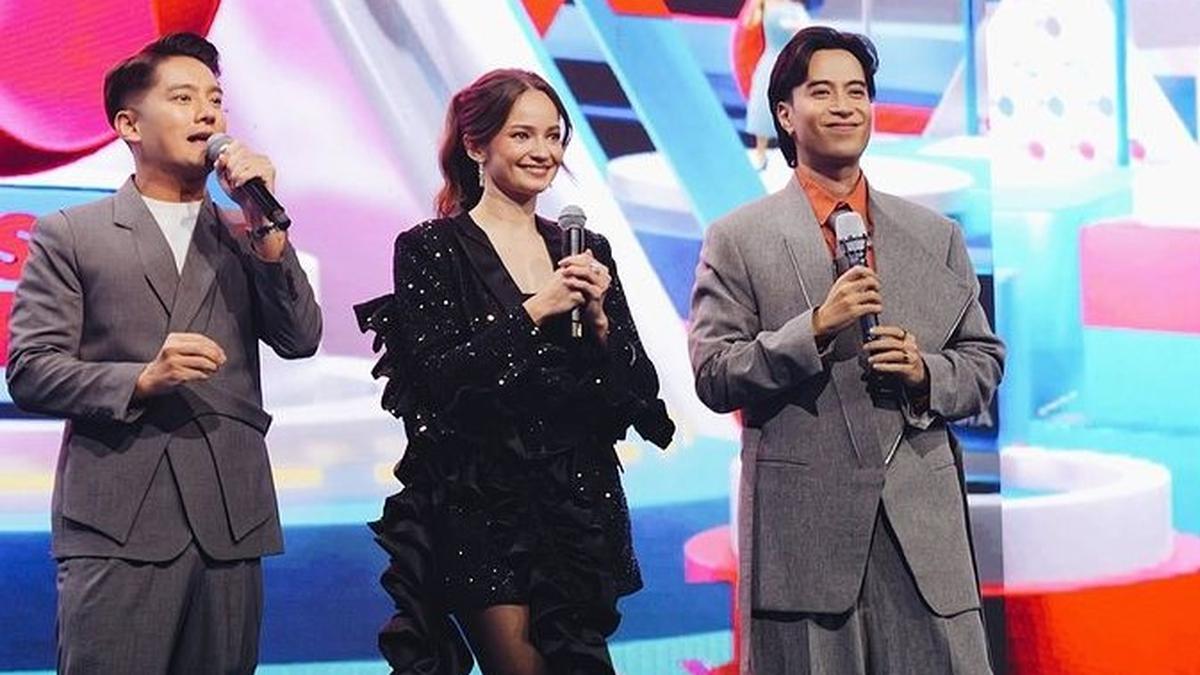 6 Gaya Glamor Enzy Storia yang NgeMC Merangkap Diva di Atas Panggung