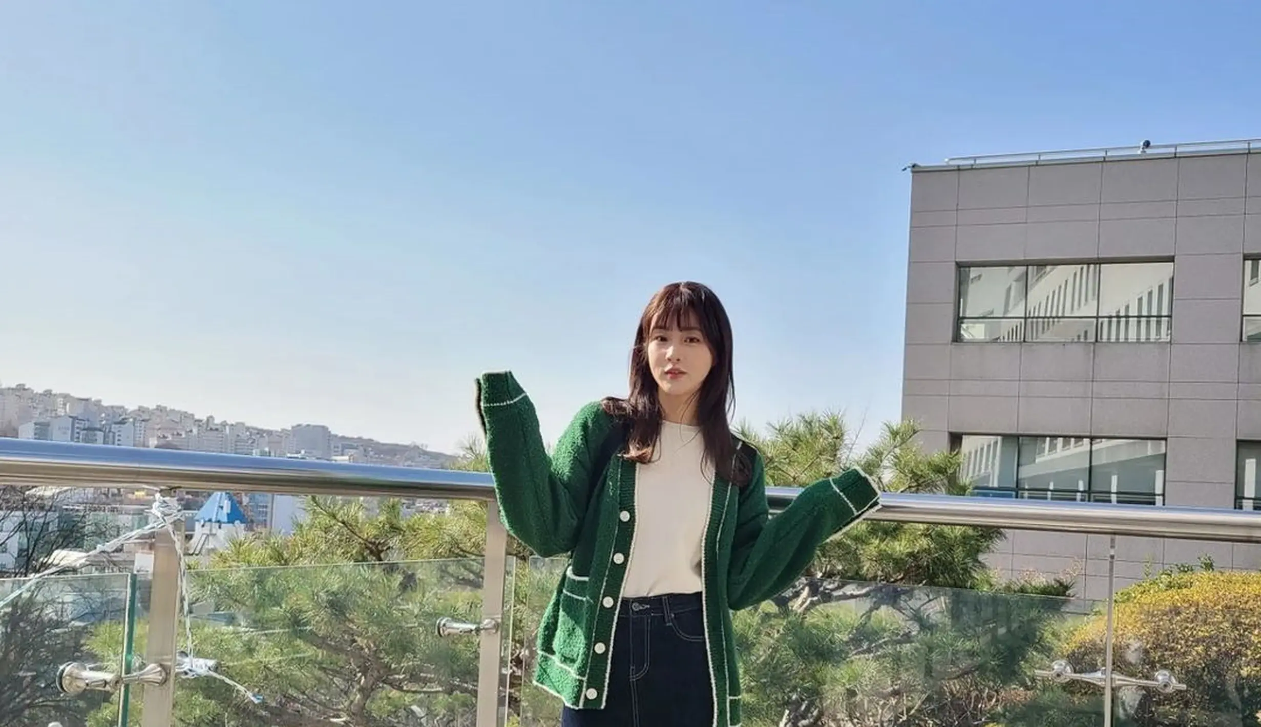 8 Potret Memesona Kang Sora dalam Berbagai Outfit, yang Terbaru Pamer ...