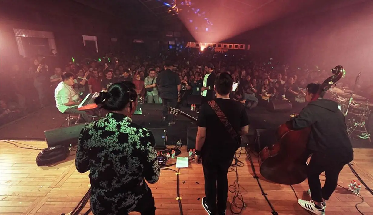 FOTO: Gaya Tompi saat Tampil Memukau di Jazz Traffic Festival 2019 di ...