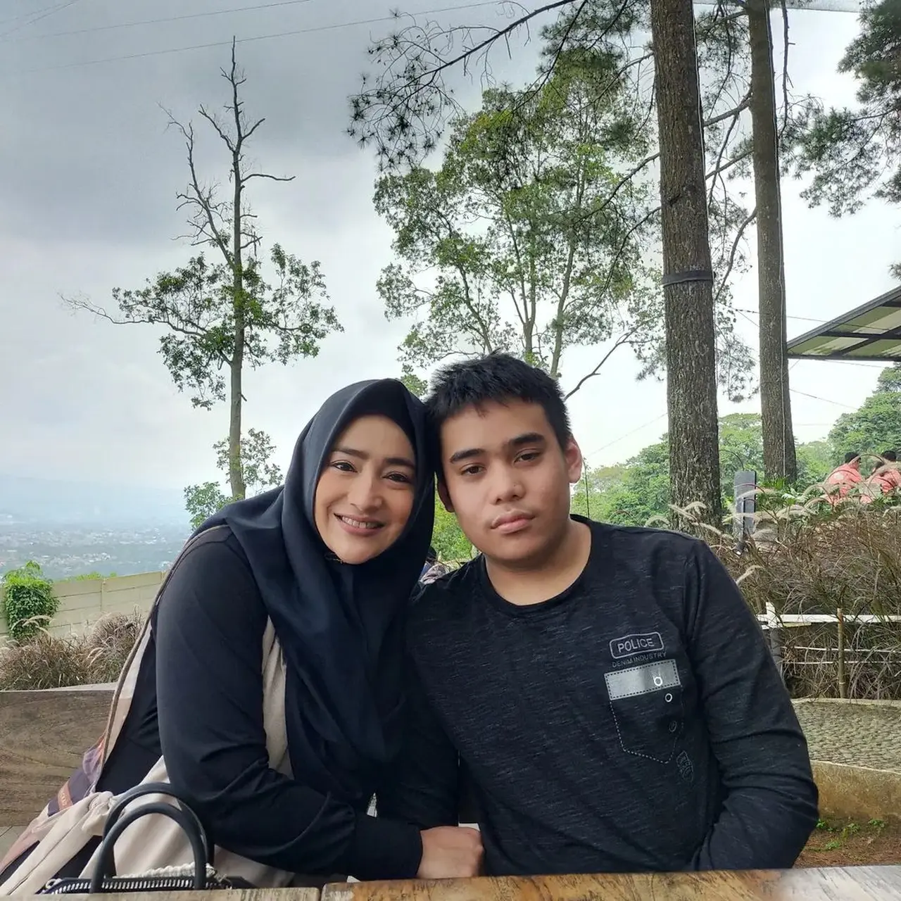 Kembar Beranjak Dewasa, Ini 7 Potret Keanu dan Omar Putra Tengku ...