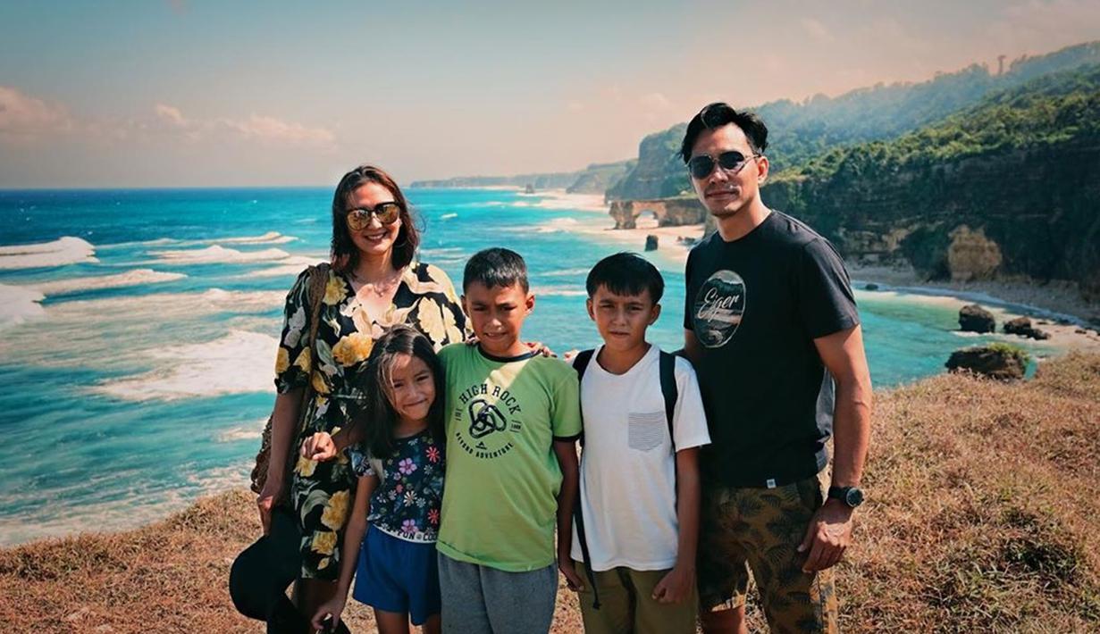 FOTO: Potret Harmonis Keluarga Darius Sinathrya dan Donna Agnesia di ...