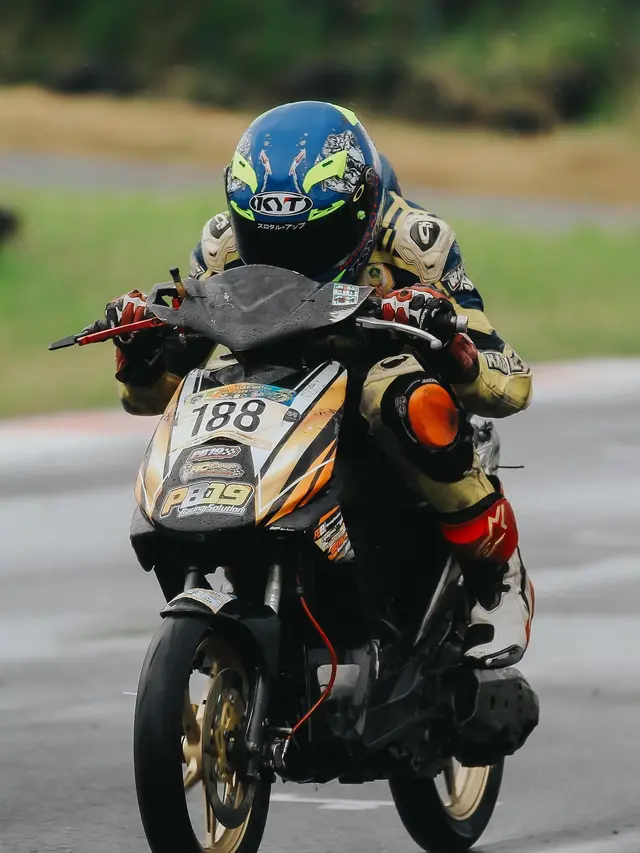 6 Potret Terbaru Raya Kitty Kembali ke Lintasan Balap, Tampil Curi ...