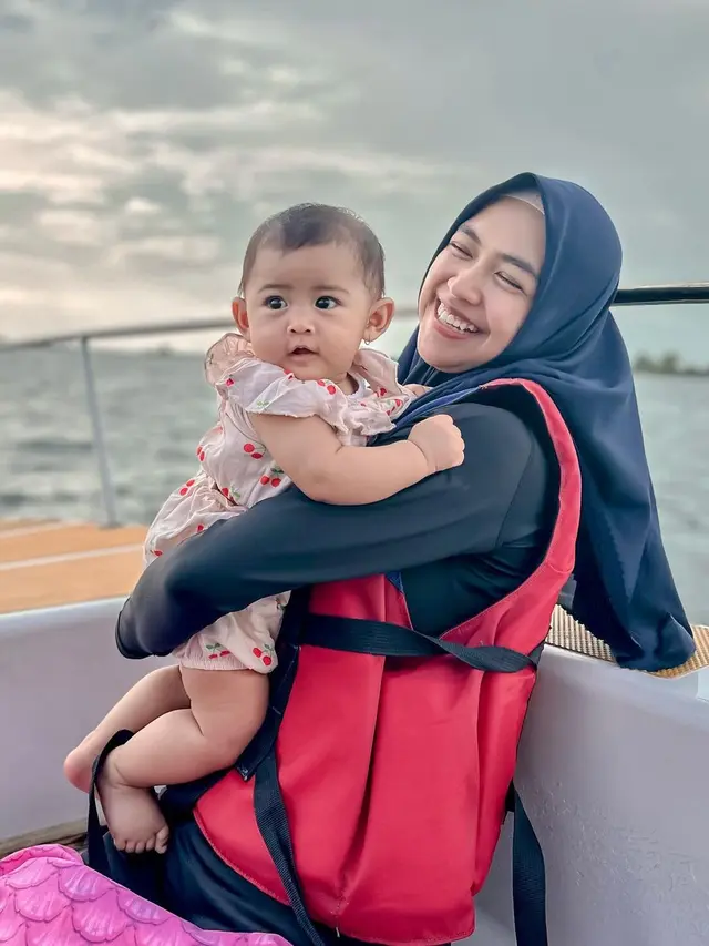 Ria Ricis Naik ATV Sambil Gendong Baby Moana dengan Satu Tangan, Netizen Sorot Ekspresi Sang ...