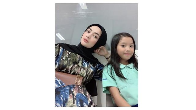 7 Potret Aqila Ramadhani, Anak Tiri Zaskia Gotik yang Cantik - Hot ...