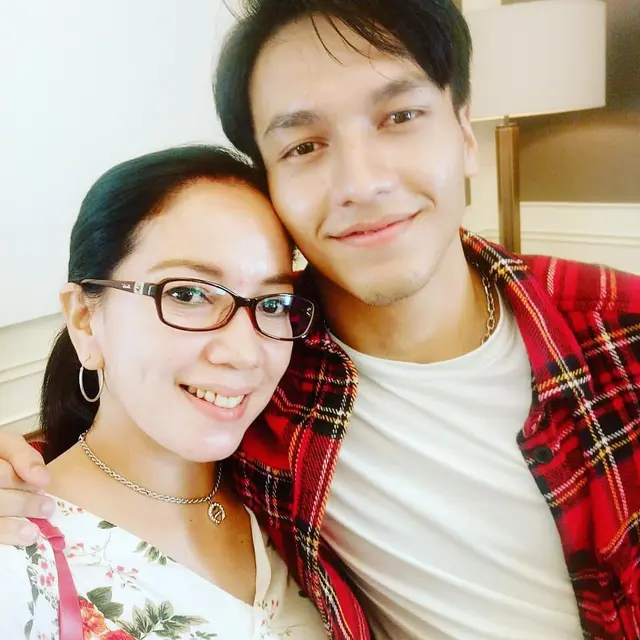 6 Momen Kebersamaan Jefri Nichol dan Ibunda, Super Lengket - Hot ...