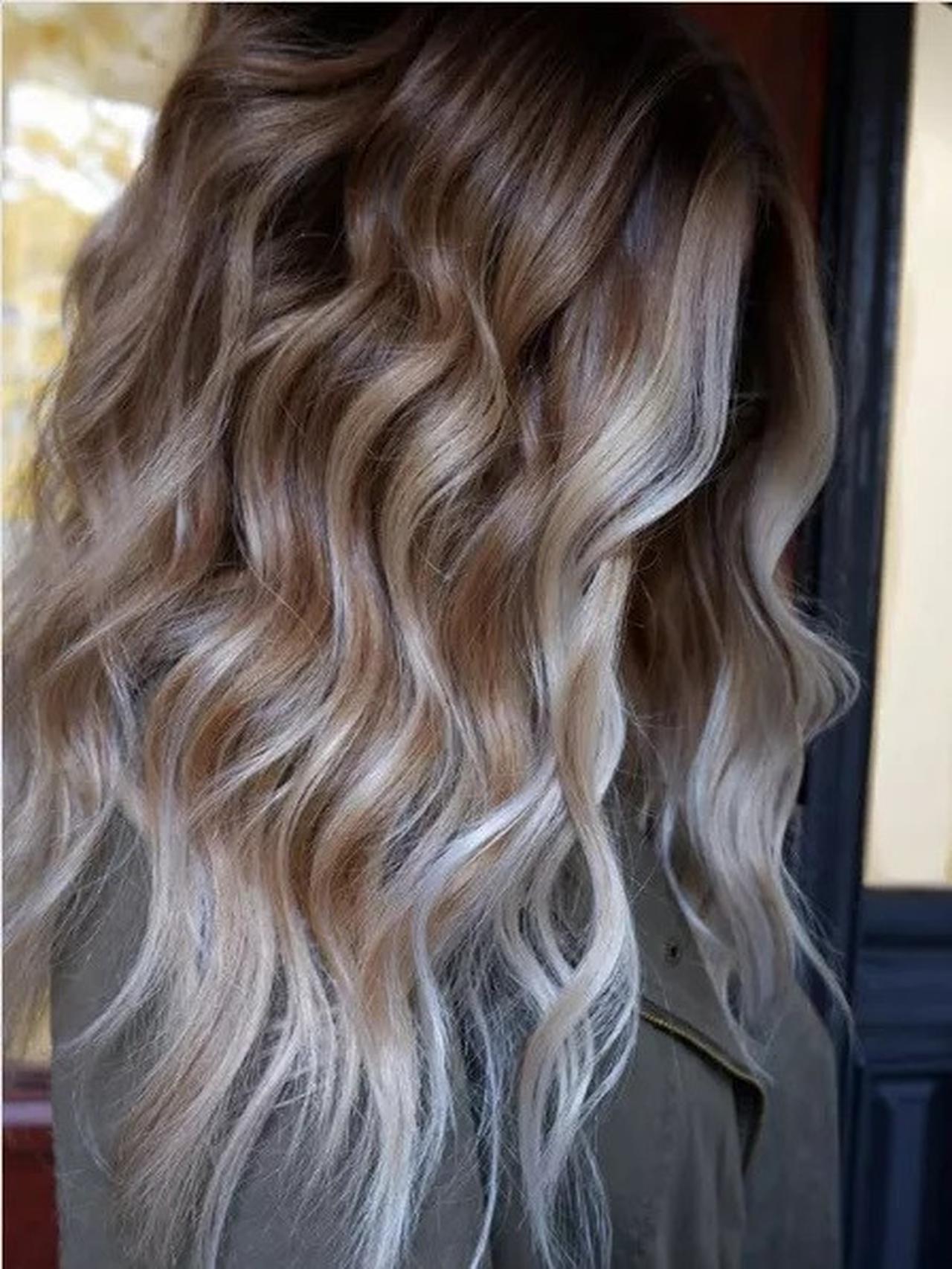 10 Kombinasi Warna Rambut Tahun 2025 yang Bikin Memukau, Gradasinya Elegan