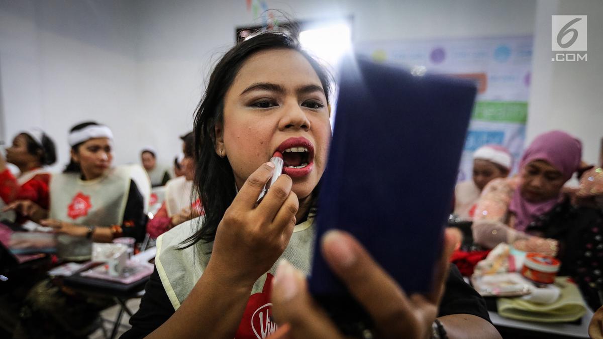 FOTO: Keseruan Ojek Online Wanita Saat Dandan Jelang Peragaan Busana