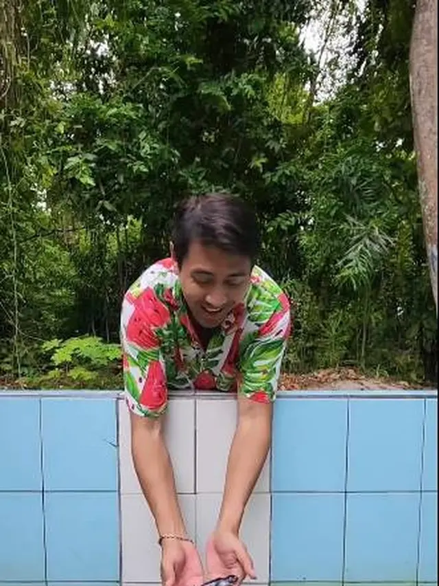 Genap Berusia 40 Tahun, Ini Potret Seru Hessel Steven Liburan di Kalimantan - Hot Liputan6.com