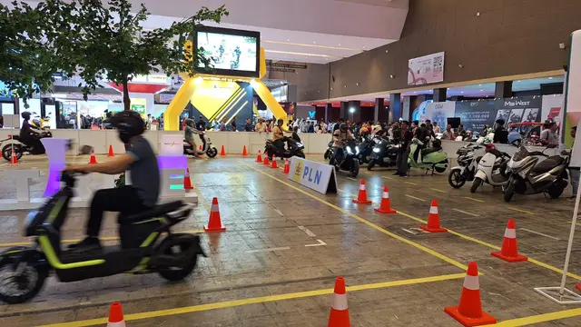 Pilihan Motor Listrik Murah Tak Sampai Rp 10 Juta di IIMS 2024 ...