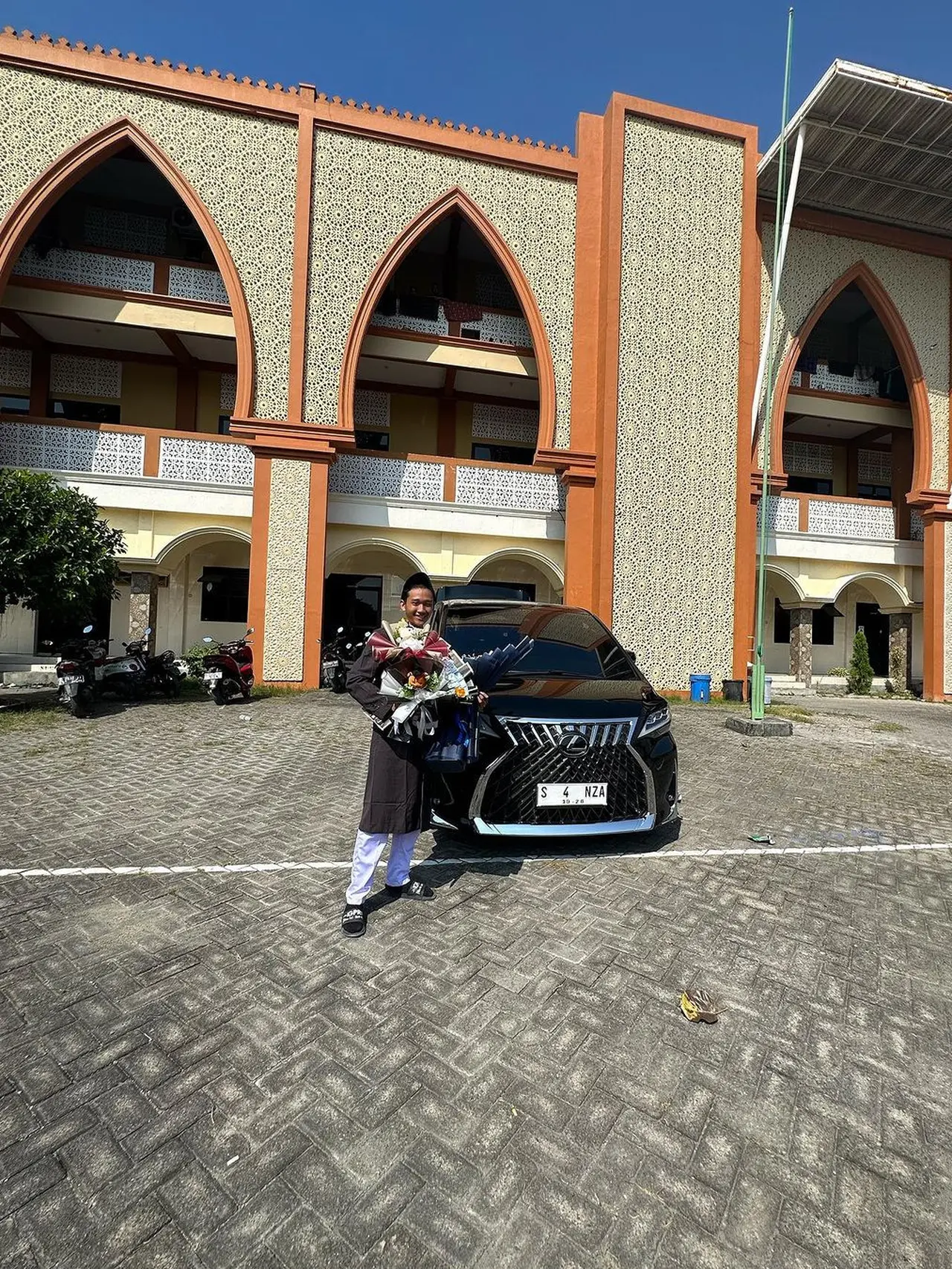 Didoakan Jadi Penerus sang Ayah, Intip Momen Wisuda Gus Bima Anak Pendakwah Anwar Zahid ...