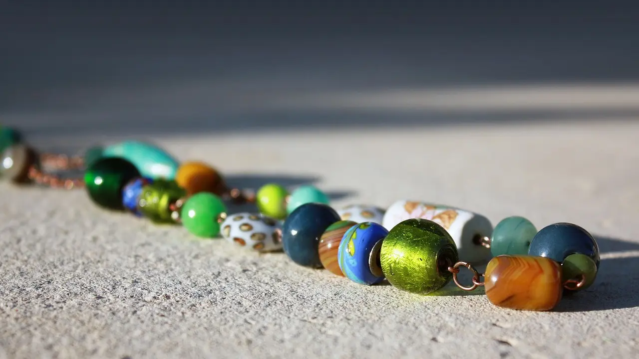 Meronce adalah Kegiatan Merangkai Benda dengan Seutas Tali, Kenali ...