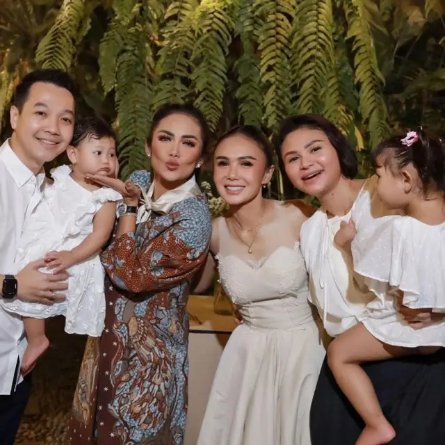 7 Momen Pesta Ulang Tahun Yuni Shara, Seru Rayakan Bareng Keluarga dan Mantan Suami - Hot ...