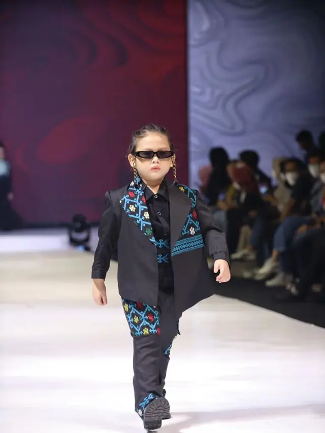 Chaera Lee Perkenalkan Hana di Malang Fashion Week 2022 - ShowBiz ...