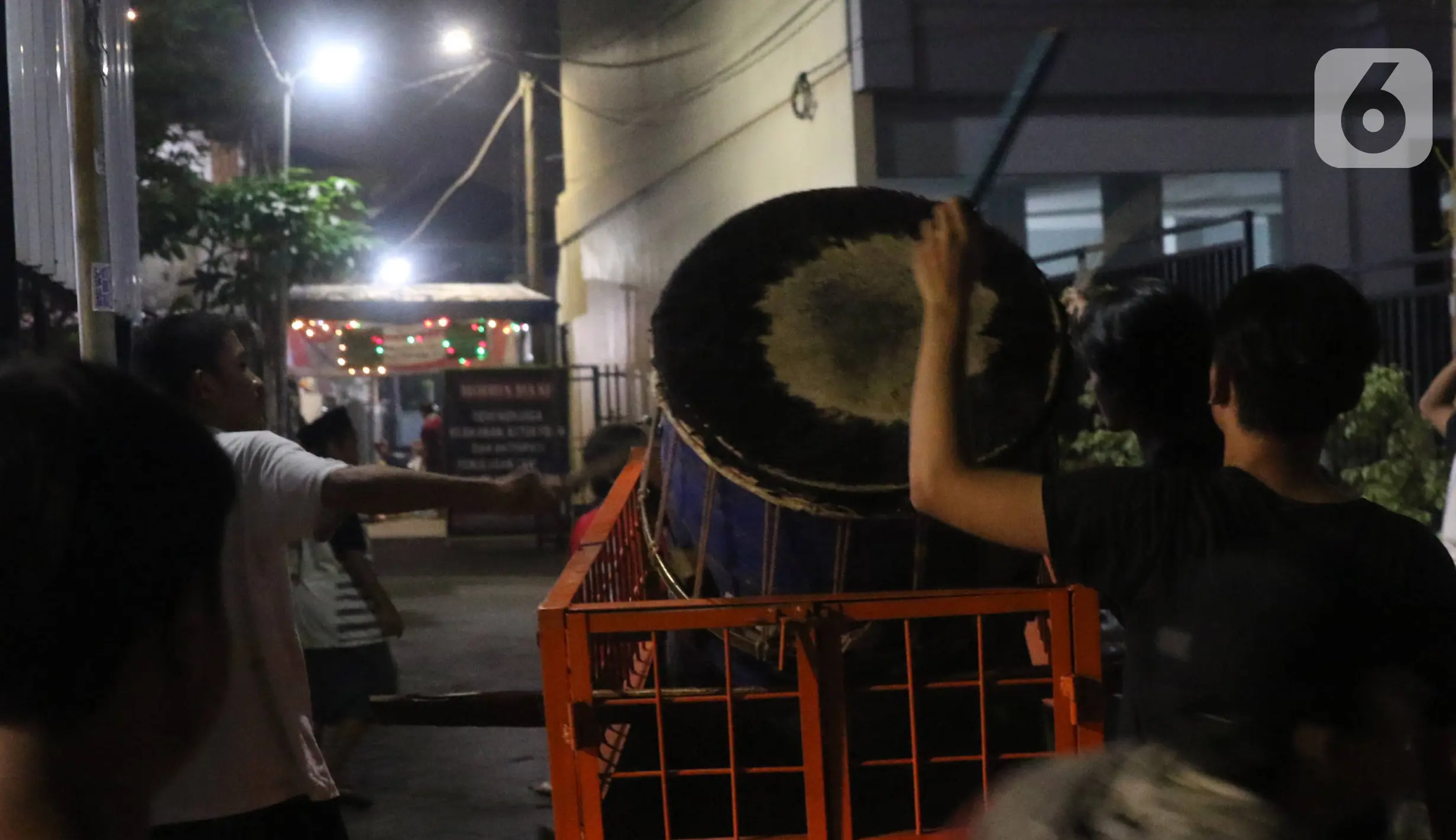 FOTO: Tradisi Membangunkan Sahur dengan Memukul Bedug Keliling Kampung ...