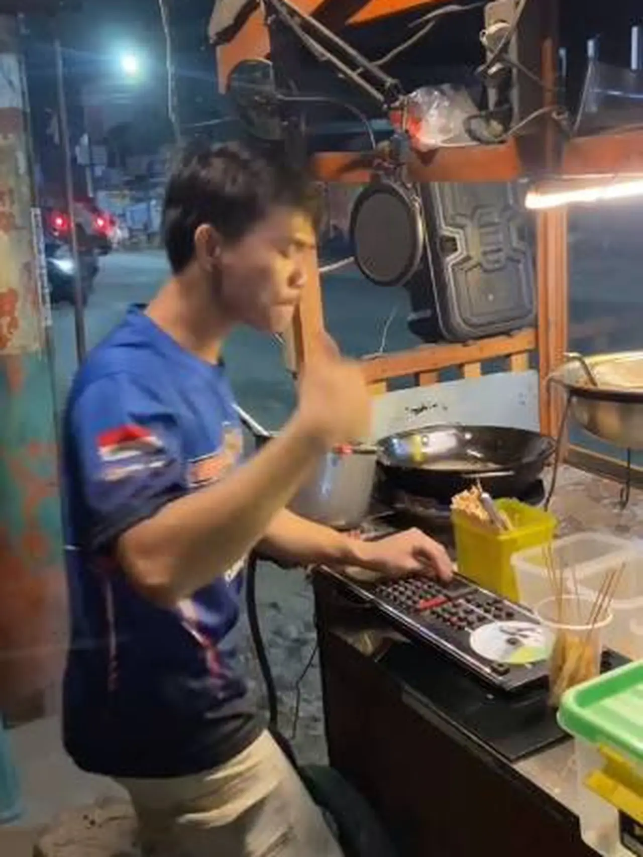 Viral, Momen Pedagang Telur Gulung Jualan Sambil Nge-DJ Ini Keren - Hot Liputan6.com