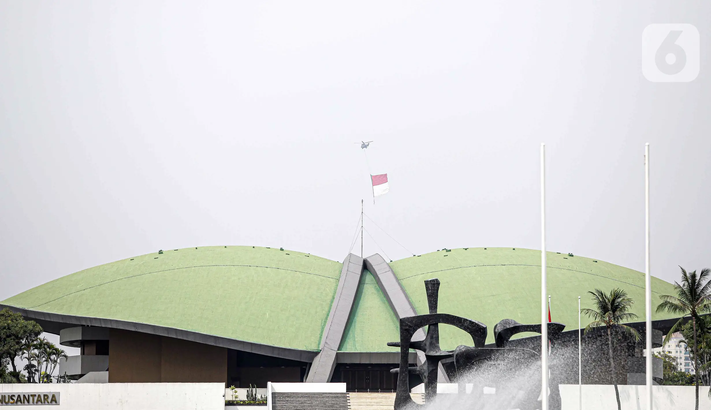 FOTO: HUT ke-76 TNI, Bendera Merah Putih Raksasa Berkibar di Langit ...
