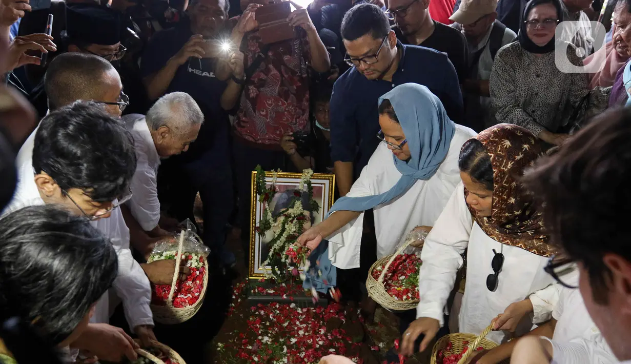 Prosesi Pemakaman Mantan Menko Kemaritiman Rizal Ramli - Foto Liputan6.com