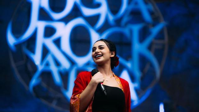 Sempat Dicibir, Ini 7 Potret Nora Alexandra Jadi Vokalis SID yang ...