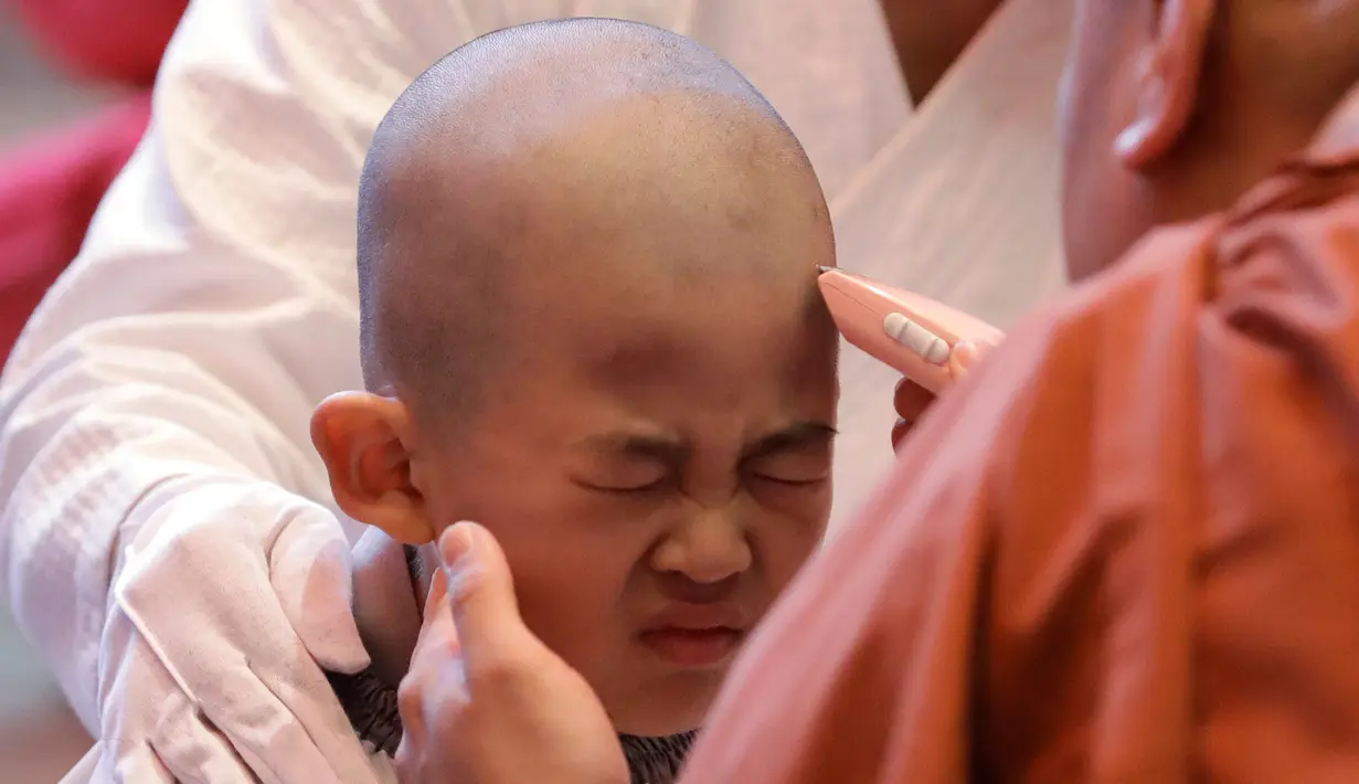 FOTO: Wajah Gemas Para Biksu Cilik Ikut Merayakan Kelahiran Buddha ...