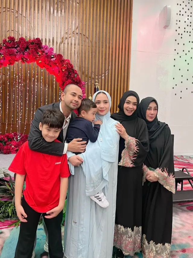 7 Potret Tasyakuran Rieta Amilia Pulang Haji, Digelar di Hotel Bintang ...