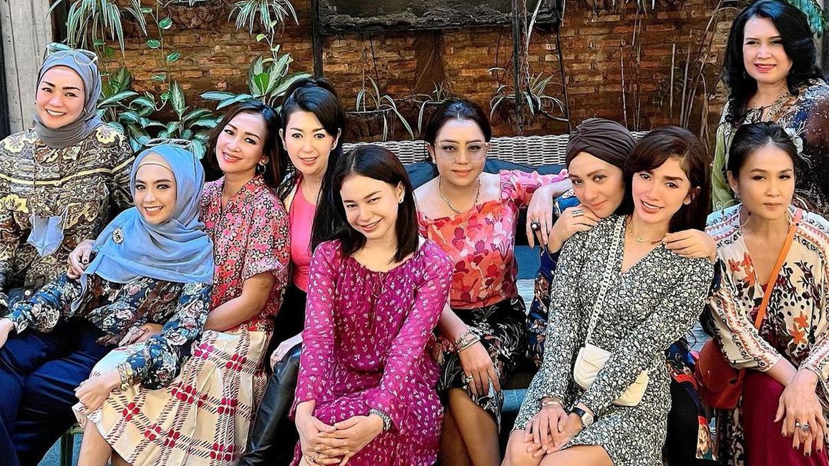 Potret Geng Kepompong Kumpul Kenakan Dress Code Motif Bunga