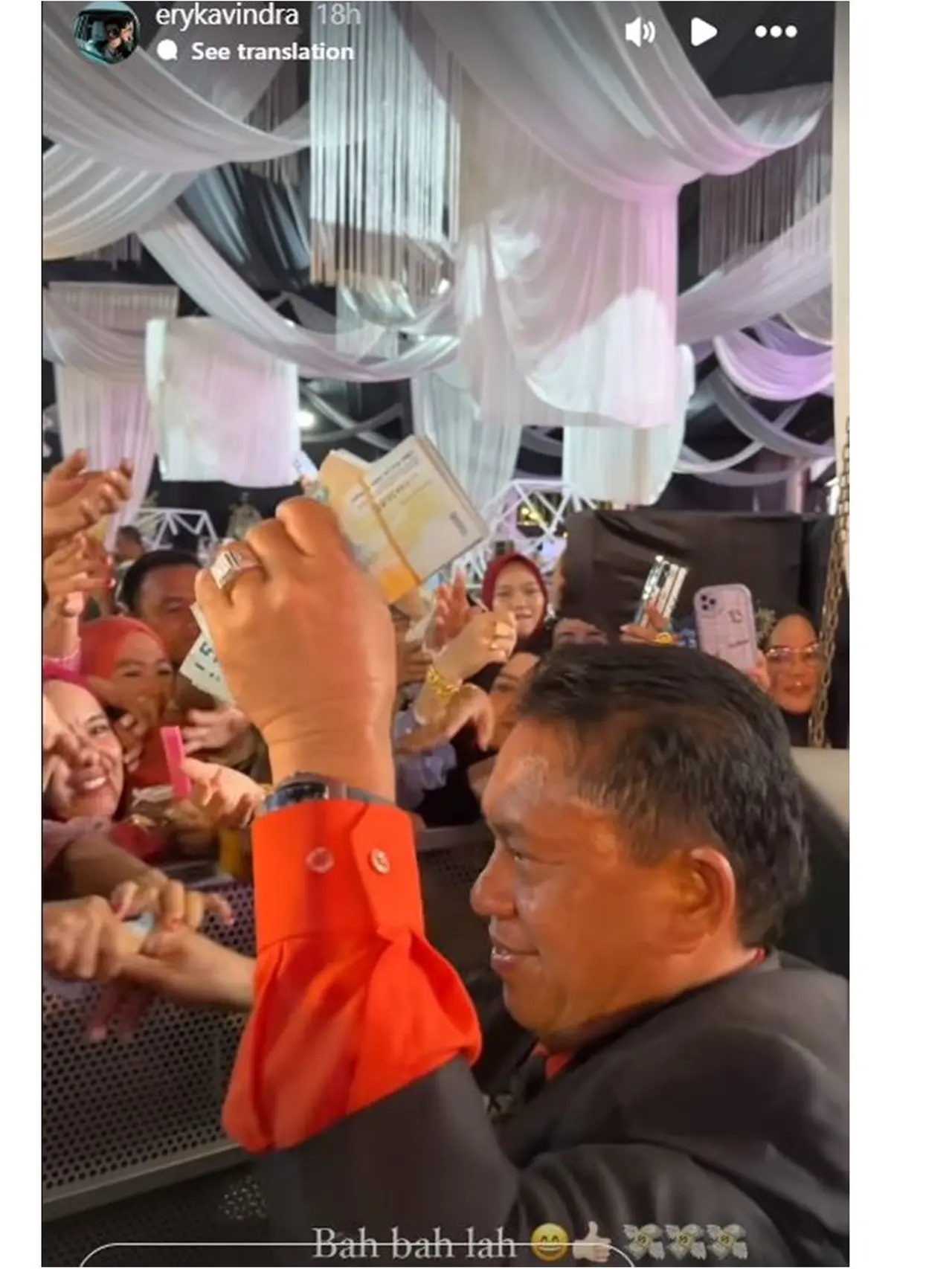 6 Potret Haji Alwi Ruslan Bagi-Bagi Uang Rp50.000 Segepok di Pernikahan ...